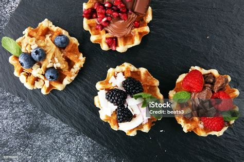 석류와 라스베리 박하로 만든 건강 한 아침 식사와 벨기에 와플 0명에 대한 스톡 사진 및 기타 이미지 0명 거품 내기 과일 Istock