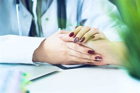 상담 중 환자의 손을 잡고 여성 치료사의 자른 이미지 의료 윤리 및 신뢰 개념 가정의 방에 대한 스톡 사진 및 기타 이미지 가정의 방 건강 진단 건강관리와 의술