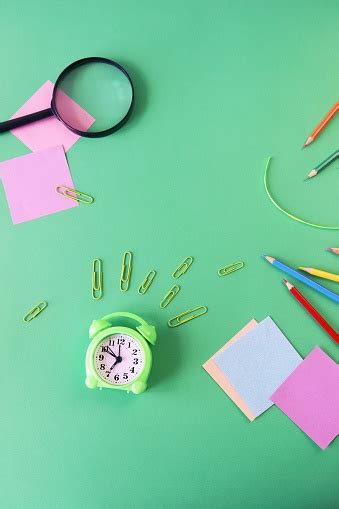 문구류 알람 시계 여러 가지 색의 종이의 파스텔 색상의 배경에 책 학교로 돌아 가기 교육 탁자에 대한 스톡 사진 및 기타 이미지