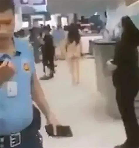 زنی کاملا لخت در فرودگاه فیلیپین غوغا به پا کرد عکس