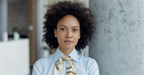 자신감 넘치는 아프리카계 미국인 사업가가 사무실에서 팔짱을 끼고 서서 카메라를 보고 있다 공간을 복사합니다 사진 Unsplash의 세르비아 이미지