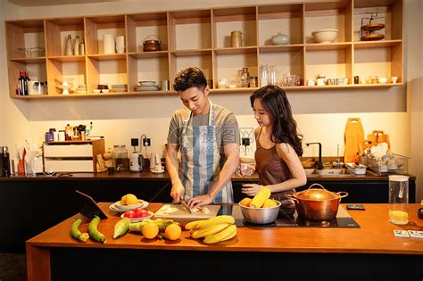 青年夫妇在家做饭高清图片下载 正版图片507617229 摄图网