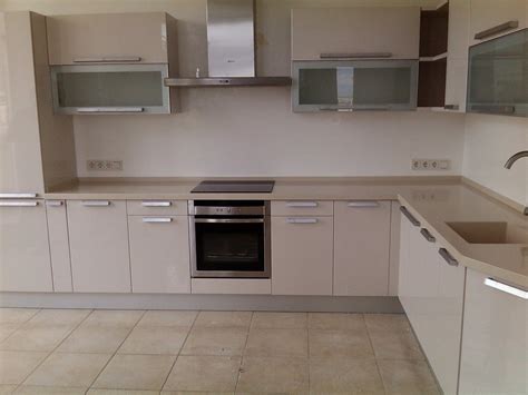 Бежевая кухня с серой столешницей 70 фото