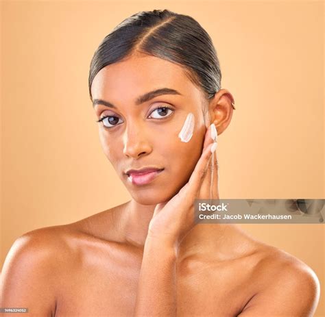 얼굴 초상화 스킨케어 그리고 갈색 배경에 고립된 스튜디오에서 크림을 든 여자 피부과 화장품 또는 피부 건강을 위한 로션 뷰티 크림 또는 모이스처라이저를 사용하는 자신감 있는