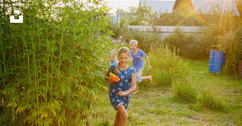 낮 동안 푸른 잔디밭에 서 있는 파란색과 흰색 셔츠를 입은 소녀 사진 Unsplash의 무료 모스크바 이미지