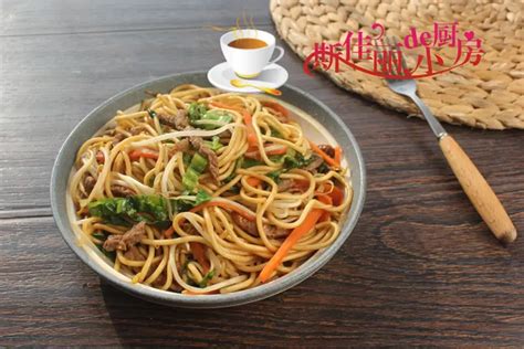 这才是炒面最好吃的做法，面条爽滑筋道，根根分明不粘锅，太香了