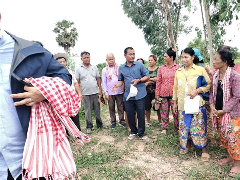 តំណាងរាស្ត្រ មណ្ឌលស្វាយរៀងដឹកនាំ ក្រុមការងារចុះពិនិត្យ មើលស្រូវ ដែលរងការខូចខាត ដោយ សត្វ