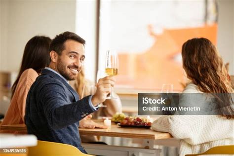 따뜻한 화창한 날에 카페에서 친구들과 즐거운 만남을 가며 화이트 와인을 마시는 웃는 남자의 자른 초상화 낮에 대한 스톡 사진 및 기타 이미지 Istock