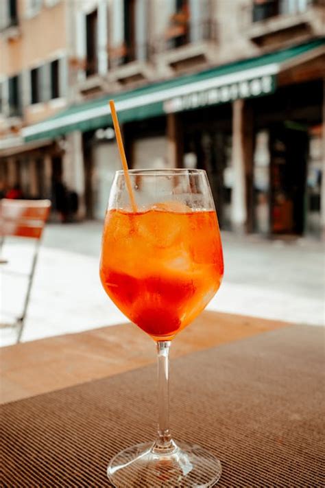 Refrescante Aperol Spritz En El Venetian Cafe · Foto De Stock Gratuita