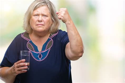 수석 플러스 크기 백인 여자 마시는 물 격리 된 배경 짜증된의 유리와 미친과 제기 손으로 소리 분노와 좌절 외치고 분노 개념