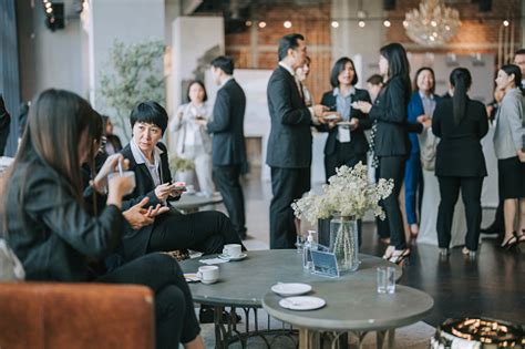 다인종 아시아 비즈니스 참가자들이 세미나 비즈니스 컨퍼런스에서 커피를 마시는 동안 캐주얼한 대화를 나누고 있다 호텔에 대한 스톡 사진 및 기타 이미지 Istock