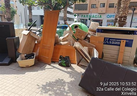 Xirivella Alerta De La Acumulación De Enseres Y Muebles Tirados En La