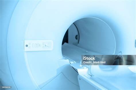현대 병원 실험실에서 의료 Ct 또는 Mri 스캔 방사선 학과의 내부 흰색 방에 기술적으로 진보 된 장비 자기 공명 진단 기계