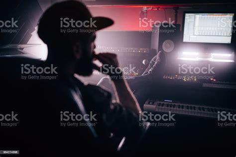 녹음 스튜디오에서 휴식을가지고 전문적인 음악 프로듀서 포스트 프로덕션 하우스에 대한 스톡 사진 및 기타 이미지 포스트 프로덕션 하우스 스튜디오 프로듀서 Istock