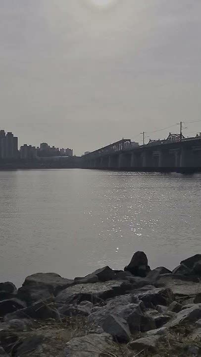 햇빛에 비치어 반짝이는 잔잔한 물결 윤슬 보기만해도 힐링 심신안정 Youtube