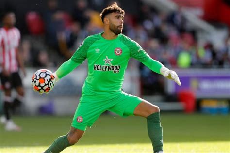 Harga David Raya Menurun Brentford Tunggu Tawaran Dari Chelsea Dan Man