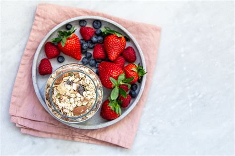 빈 격판덮개와 복사 공간을 가진 대리석 배경에 Conrete 격판덮개에 있는 혼합 된 열매 0명에 대한 스톡 사진 및 기타 이미지 0명 건강관리와 의술 건강한 생활