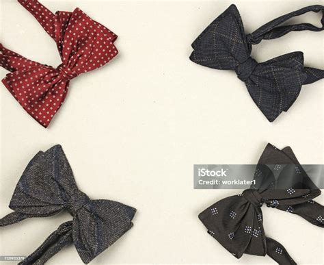 복사 공간 축 하 텍스트 또는 초대장 평면도 근접 촬영에 대 한 엽서와 골 판지 배경에 네 세련 된 나비 넥타이 0명에 대한 스톡 사진 및 기타 이미지 Istock