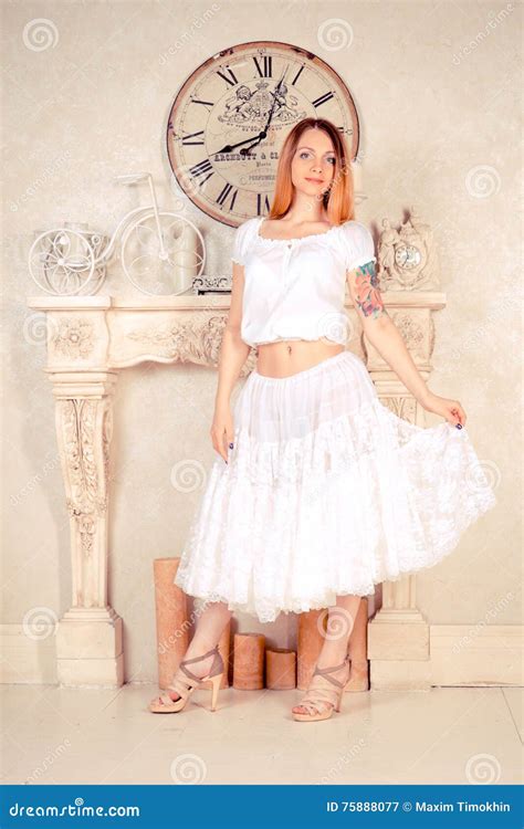 Ragazza Che Posa Sul Camino Immagine Stock Immagine Di Morbido Camino