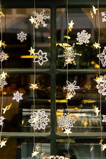 세련 된 럭셔리 크리스마스 화 환 창에 녹색 소나무 도시에 있는 휴일에 대 한 축 하 장식 조명 개성 개념에 대한 스톡 사진 및 기타 이미지 Istock