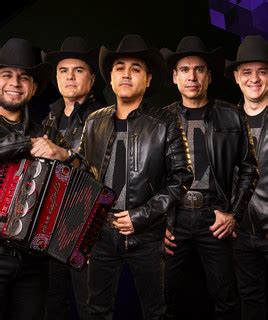 Costumbre Mejores Canciones · Discografía · Letras