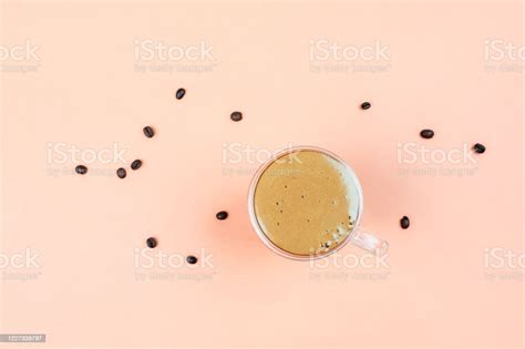 테이블에 달고나 커피의 유리 컵 플랫 레이 커피 원두는 한국 우유 음료 한 잔 주위에 흩어져 있습니다 아이스 커피에 대한 스톡 사진 및 기타 이미지 Istock