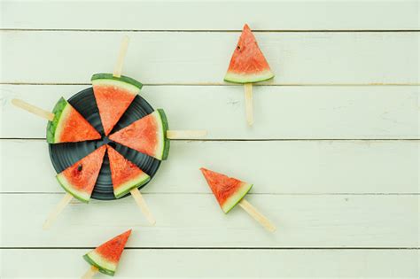 봄 여름 휴가 및 휴가 배경 개념음료와 테이블 상단 보기 과일 열대 어레인지슬라이스 수박 아이스크림 무늬를 현대의 흰색 나무에 슬라이스 디자인 텍스트의 공간을 복사합니다 0