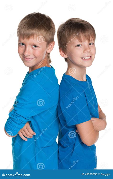 Twee Knappe Jonge Jongens Stock Afbeelding Image Of Gelukkig