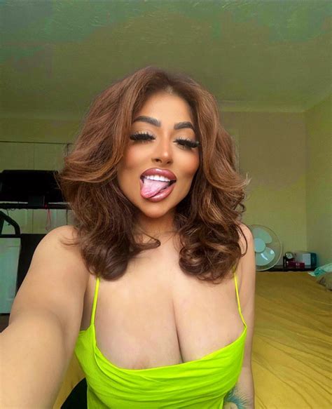Albinomole On Twitter Submission Busty Brunette With Cleavage For