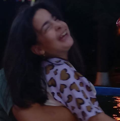 Clip Movie მოფრინდა რწმენის ქათქათა მტრედი თან მოიტანა ბზა და ბაია შემაძლებინე რაც