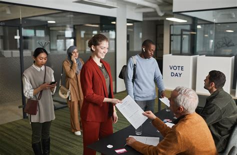 실내 격식 있는 공식 절차 권리를 행사하다 기재 남자 다문화 다양한 그룹 대기열 문서 민주주의 보고 있는 사람 사무실 상호 작용 서 있는