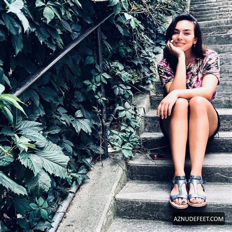 Alma Feet Aznudefeet