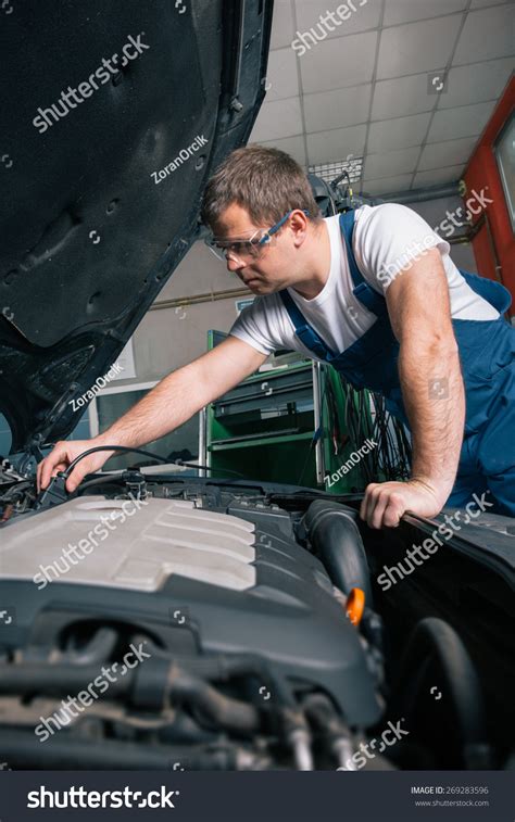Professional Car Mechanic Working Auto Repair Stock Photo 269283596 ...