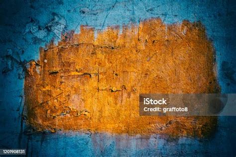 파괴의 흔적과 푸른 색의 오래된 벽에 페인트의 오렌지 얼룩 0명에 대한 스톡 사진 및 기타 이미지 0명 개념 거친 Istock