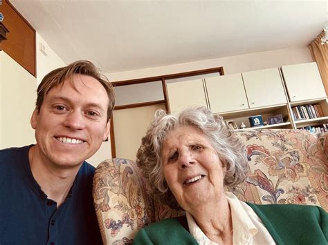 Zou Ze Nog Leven Op Het Naambordje Van De Flat Waar Ik Vroeger Woonde