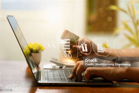 온라인 쇼핑 개념 사업가는 스마트폰과 신용 카드를 사용하여 온라인 상점에서 제품을 구매하고 인터넷 전자 상거래 상점 온라인