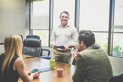 회의에서 회의실 동료 그룹에 프리젠 테이션을하는 남자 25 29세에 대한 스톡 사진 및 기타 이미지 25 29세 30 34