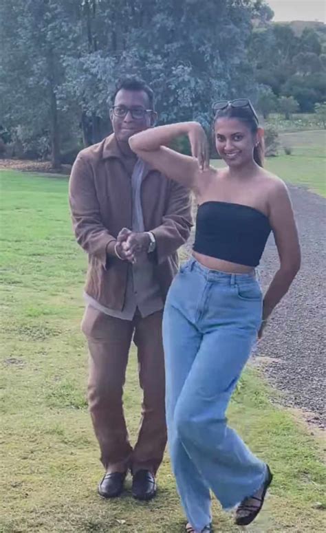 එයාලා එකතු වුණාම ඒක වෙනම ලස්සනක් මේ බලන්නකෝ තාත්තයි දුවයි