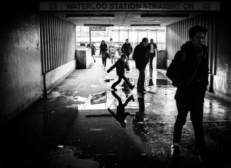 배경 화면 런던 화이트 검은 단색화 시티 거리 물 천사 비 도로 사진술 우산 라이카 Mm 하부 구조 보행자 나무 횡단 Bw 자전거 타는