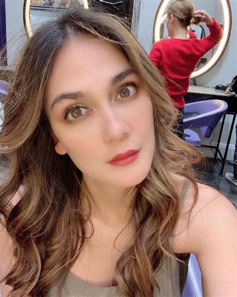 Penampilan Seksi Luna Maya Dengan Gaya Rambut Baru Banjir Pujian