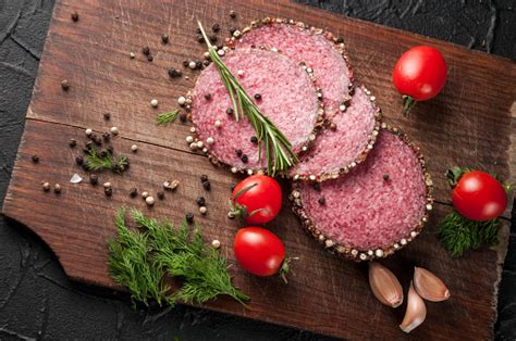 검은 테이블과 갈색 보드에 훈제 살라미 로즈마리 마늘과 후추와 토마토 체리 딜 파 슬 리 소시지 0명에 대한 스톡 사진 및 기타 이미지 Istock