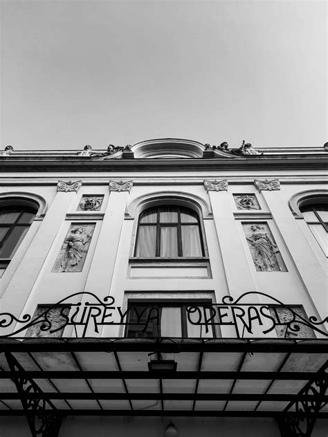 거리 사진 건물 건물 외관 건축 공연장 관광 그레이스케일 극장 도시 도시 풍경 도시의 랜드마크 로우앵글 샷 문화 문화 사이트 문화 유산 블랙 앤