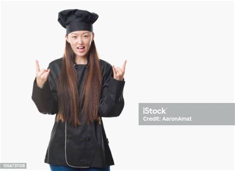 젊은 중국 여자에 미친 식 록 상징 하 고 외치는 입고 요리사 유니폼을 손 배경 고립 음악 스타입니다 무거운 개념입니다 가정 주방에 대한 스톡 사진 및 기타 이미지 Istock