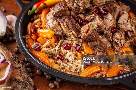 우즈베키스탄 전통 요리입니다 필라프 또는 어린 양 및 빨간 석류 석 한 철 주철 프라이팬에 플로 브 카잔 팬 배경 이미지입니다 복사 공간 선택적 초점 0명에 대한 스톡 사진