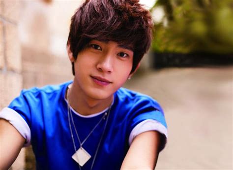 出生28天被棄，靠奶奶撿破爛養大，爆紅後父母認親，井柏然如何做 每日頭條