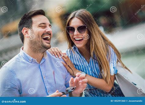 Paare In Der Liebe Im Freien Stockfoto Bild Von Draussen Stadt