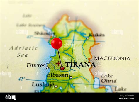 Mappa Di Tirana Primo Piano Della Mappa Di Tirana Con La Puntina Rossa