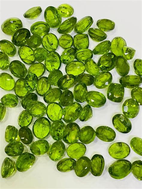 Natural Green Peridot Gemstone Above 7 Carat At ₹ 400carat In Jaipur
