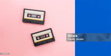 복사 공간이있는 다채로운 파란색과 분홍색 배경 상단 보기의 복고풍 오디오 카세트 최소한의 80 년대 스타일로 창조적 인 디자인 웹 배너 템플릿입니다 스톡 사진 0명에 대한