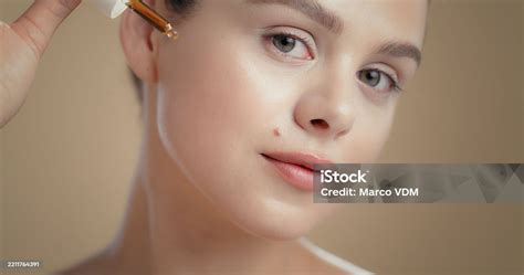 여성 스포이드와 스튜디오의 얼굴용 오일 스킨케어 및 피부과 제품을 배경으로 합니다 소녀 모델 및 히알루 론산 초상화 세럼 또는 화장품 응용 프로그램 25 29세에 대한 스톡